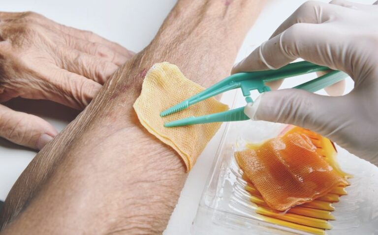 Injury Cleaning: Iodine vs. Neosporin - Which is Better?