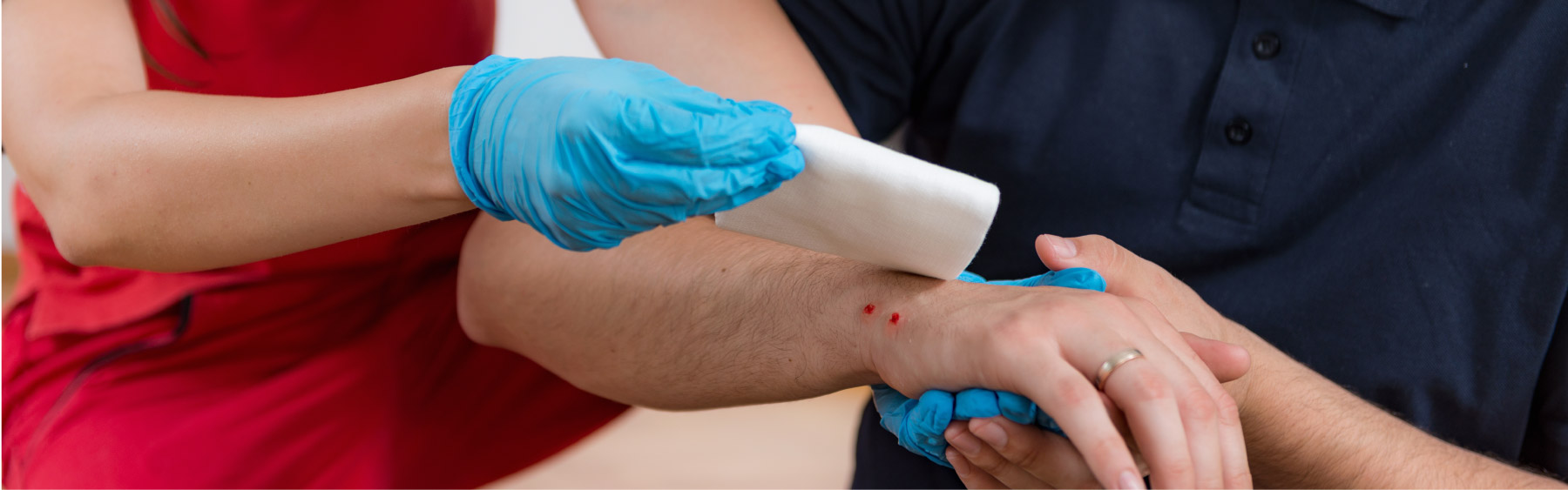 Non Poisonous Snake Bite Wounds Snake Bite At Work Keeps Cameraman On